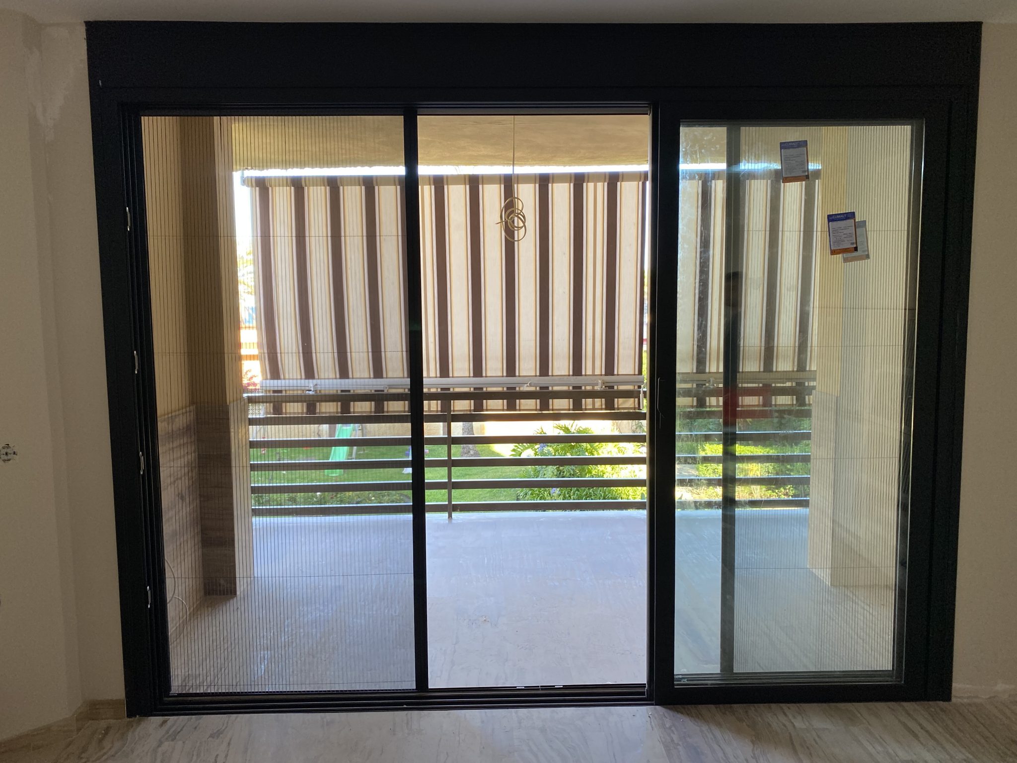 Carpintería aluminio negro mate para ventanas y cerramientos